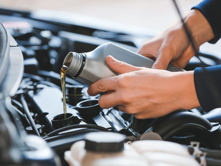 Aceite en el coche quemado: señales, causas y soluciones efectivas
