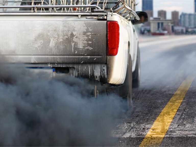 Humo en el motor diésel: causas, colores y cómo solucionarlo